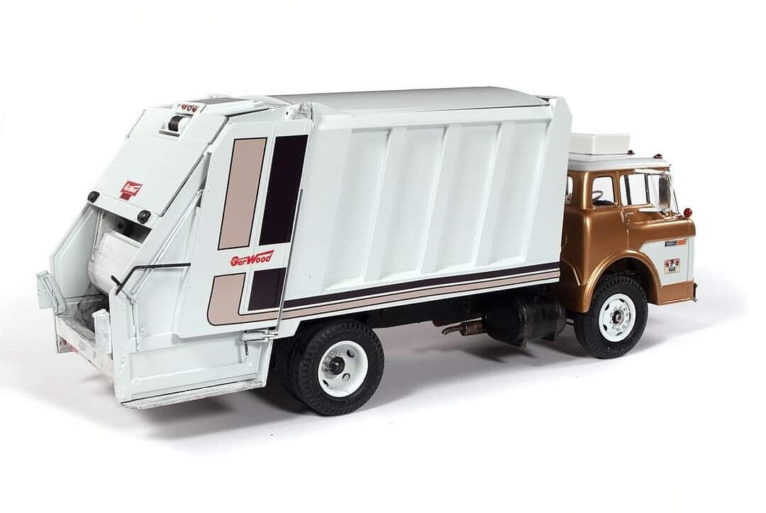 Ford C-900 Refuse Truck with Load-Packer (1/25 Scale) Plastic Vehicle ...